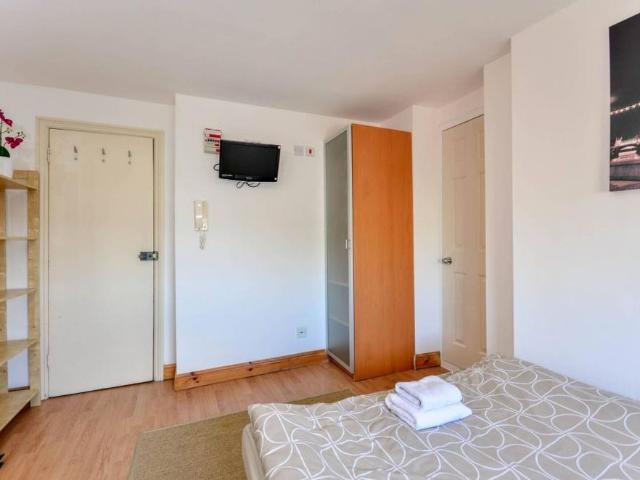 BILLS INCLUDED Studio to rent in Earls Court, London SW5 Student friendly