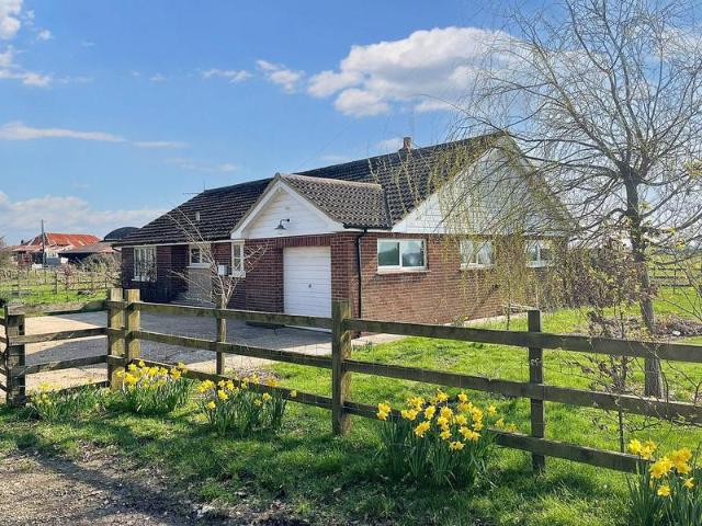 Bilsington TN25 3 bed detached bungalow to rent £1,850 pcm.