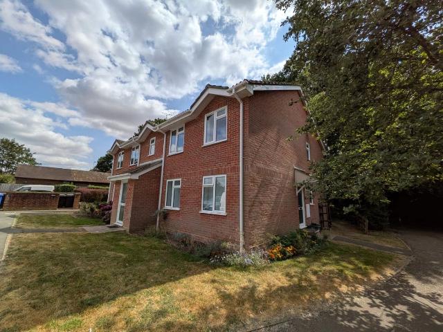 Birch Grove, Hook RG27, 2 bed flat to rent, £1,250 pcm | PrimeLocation