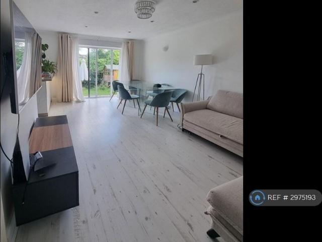 Birch Grove, Potters Bar, EN6 4 bed bungalow to rent £2,675 pcm £617 pw
