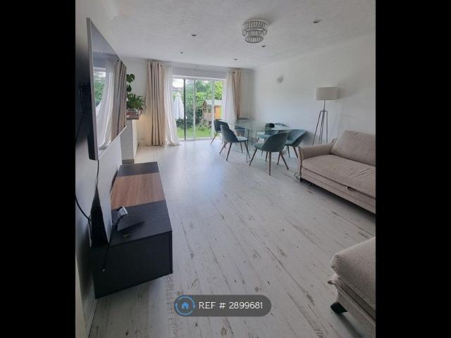Birch Grove, Potters Bar EN6, 4 bed bungalow to rent, £2,875 pcm | PrimeLocation