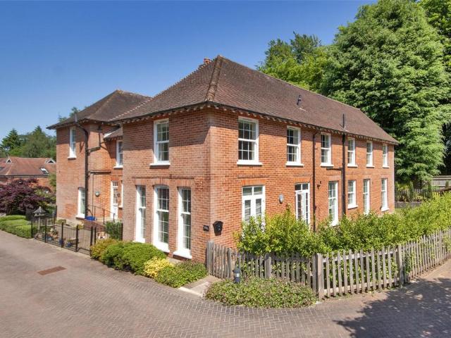 Birch House, Croft Close, Sevenoaks. 2 bed apartment to rent £1,895 pcm £437 pw