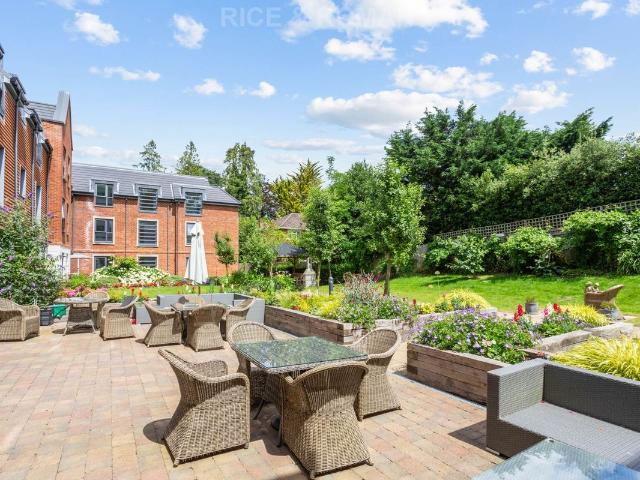 Birch Place, Crowthorne RG45, 2 bed flat to rent, £2,750 pcm | PrimeLocation