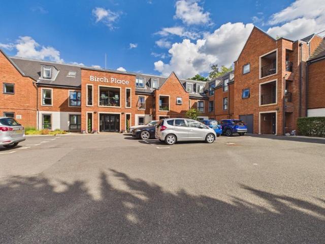 Birch Place, Dukes Ride, Crowthorne. 1 bed retirement property to rent £1,600 pcm £369 pw