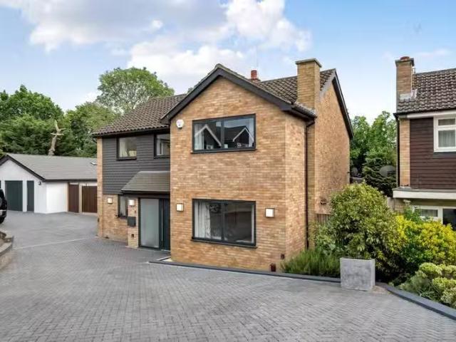 Birchmead Avenue, Pinner, HA5 4 bed detached house for sale.