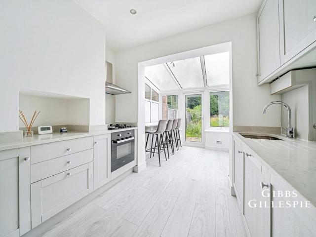 Birchmead Avenue, Pinner, HA5 4 bed semi detached house to rent £3,100 pcm £715 pw