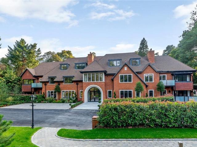 Birchcroft, Brockenhurst Road, Ascot. 3 bed penthouse to rent £8,500 pcm £1,962 pw