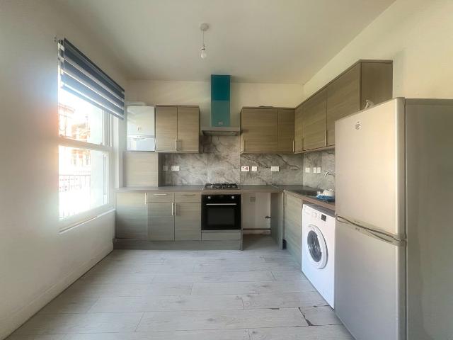 Birchett Road, Aldershot GU11, 2 bed flat to rent, £1,300 pcm | PrimeLocation