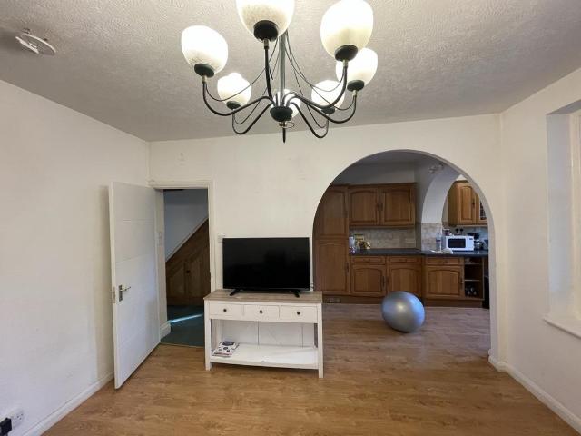 Birchen Grove, London NW9 2 bed flat to rent £1,995 pcm £460 pw