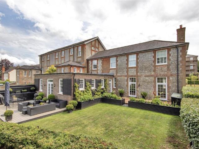 Birchfield, Sundridge, Sevenoaks. 4 bed semi detached house to rent £4,500 pcm £1,038 pw