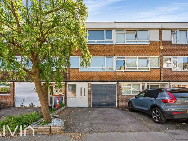 Birdhurst Road, South Croydon CR2 3 bed townhouse to rent £2,250 pcm £519 pw
