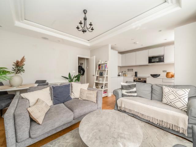 Birkbeck Road, London W3 2 bed flat to rent £2,275 pcm £525 pw
