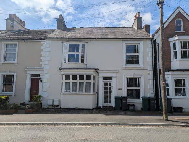 Birkheads Road, Redhill RH2, 3 bed flat to rent, £1,800 pcm | PrimeLocation
