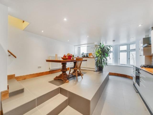 Biscay Road, Hammersmith, London, W6 2 bed flat to rent £3,300 pcm £762 pw