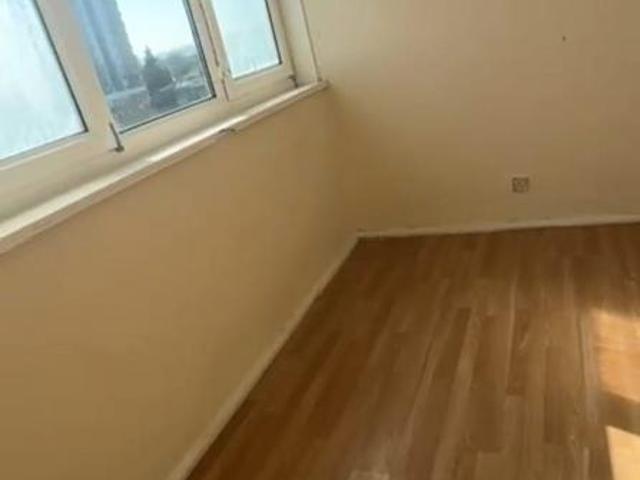 Biscoe Close, Hounslow TW5 2 bed flat to rent £1,700 pcm £392 pw