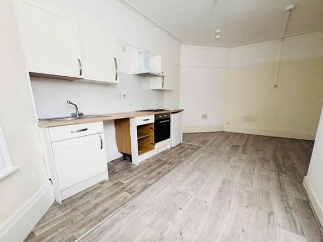 Biscot Road, Luton, Studio Flat For