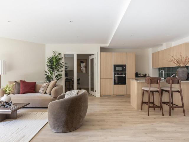 Biscuit Walk, London SE16 2 bed flat to rent £3,917 pcm £904 pw