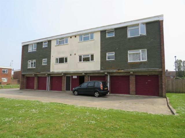 Bishop Luffa Close, Chichester PO19, 2 bed flat to rent, £1,095 pcm | PrimeLocation