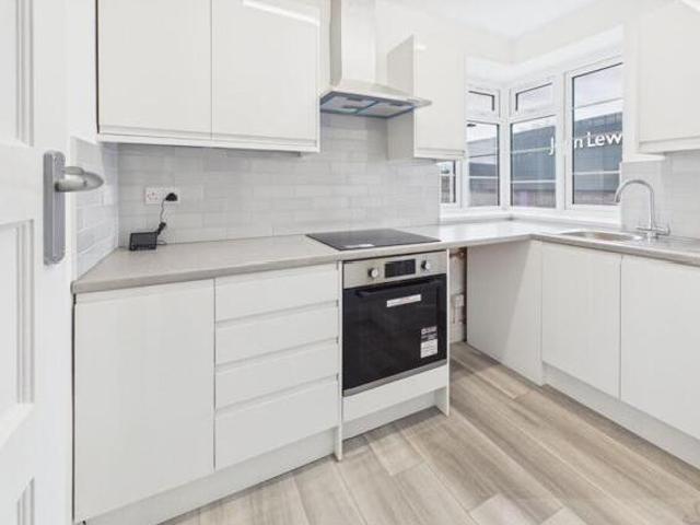 Bishopric Court, Horsham, 2 Bedroom Flat