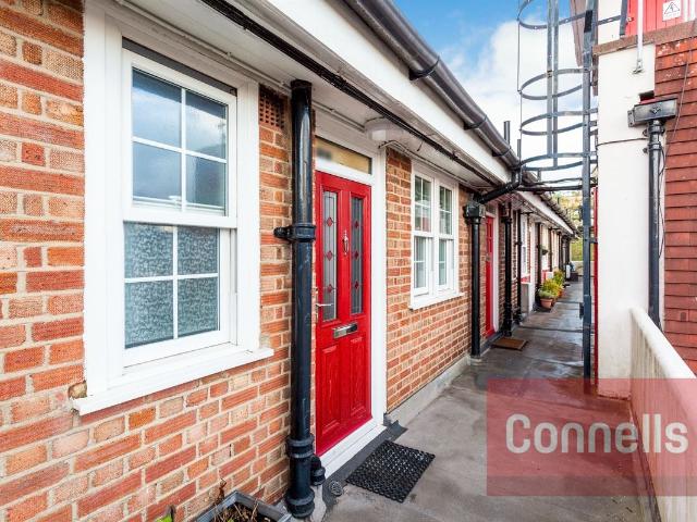 Bishopric Court, Horsham RH12, 1 bed flat to rent, £1,200 pcm | PrimeLocation