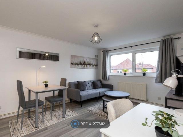 Bishopric, Horsham RH12, 1 bed flat to rent, £1,800 pcm | PrimeLocation