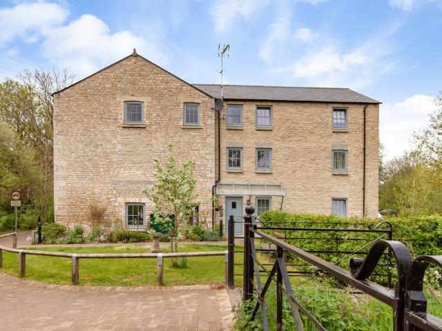 Bishops Mill, Witney 2 bed apartment to rent £1,600 pcm £369 pw
