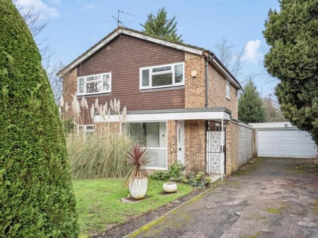 Bishops Avenue, Northwood HA6, 4 bed detached house to rent, £3,000 pcm | PrimeLocation