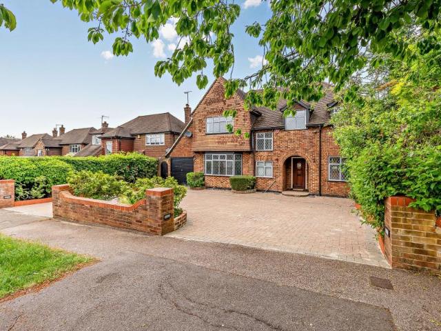 Bishops Avenue, Northwood HA6 4 bed detached house to rent £4,750 pcm £1,096 pw