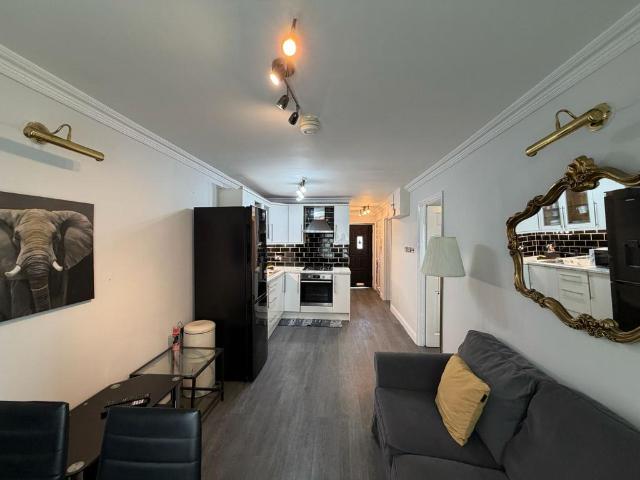 Bishops Bridge Road, Paddington. 2 bed apartment to rent £3,000 pcm £692 pw