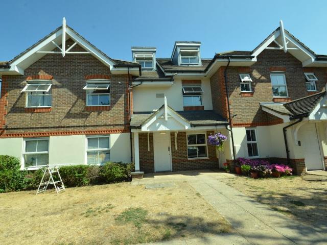 Bishops Drive, Feltham TW14, 1 bed flat to rent, £1,350 pcm | PrimeLocation