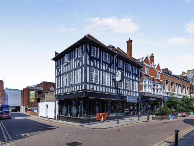 Bishops Hall, Kingston upon Thames, KT1 4 bed flat to rent £3,600 pcm £831 pw