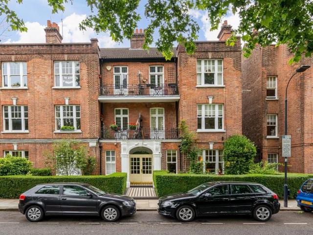 Bishops Park Road, London SW6 3 bed flat to rent £3,750 pcm £865 pw