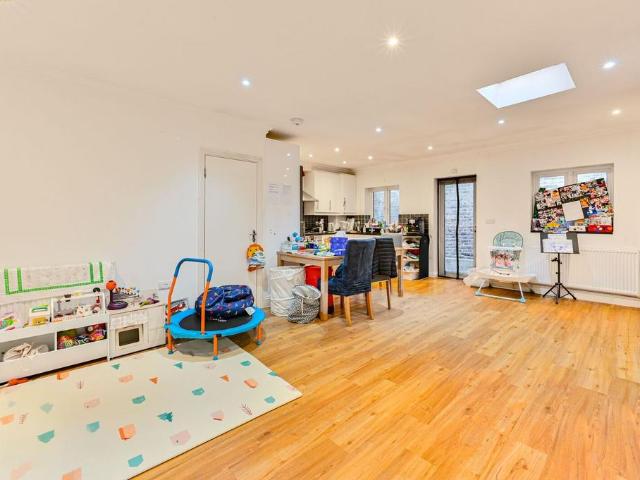 Bishops road, Fulham, London, SW6 3 bed flat to rent £3,684 pcm £850 pw