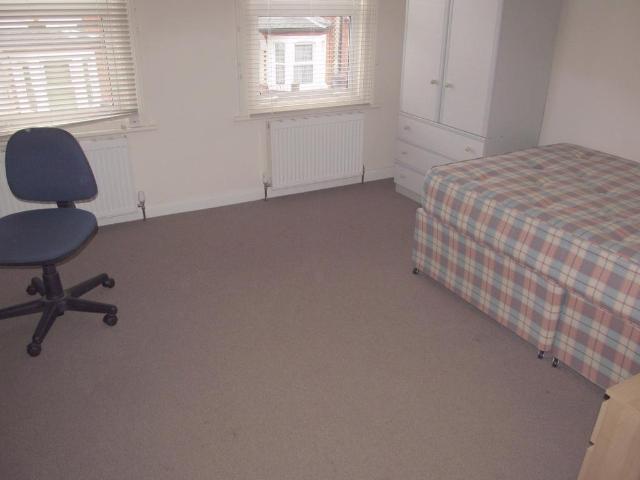 Bishops Road, Reading RG6 6 bed terraced house to rent £3,090 pcm £713 pw