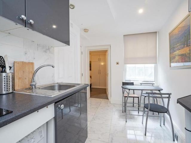 Bishopsgate, London, EC2M Studio to rent £2,400 pcm £554 pw