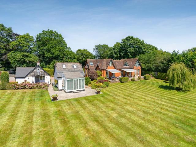 Bishopsgate Road, Englefield Green. 5 bed detached house to rent £8,500 pcm £1,962 pw