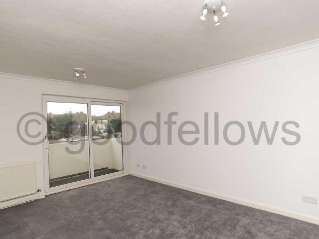 Bishopsford Road, Surrey SM4 2 bed apartment to rent £1,700 pcm £392 pw