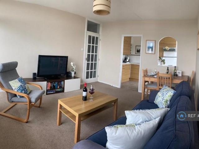 Bisley House, London, SW19 2 bed flat to rent £1,960 pcm £452 pw