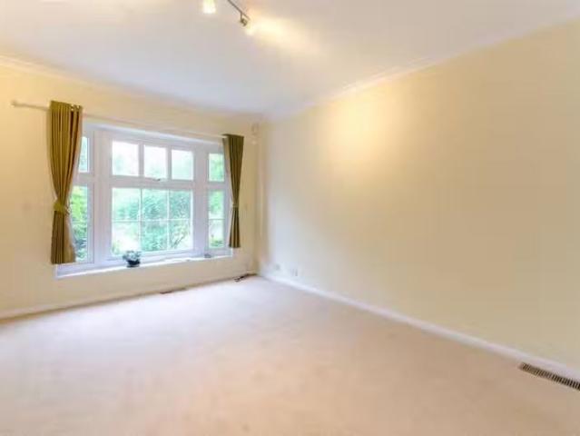 Bittacy Hill, London, NW7 1RT, Mill. 4 bed house £2,300 pcm.