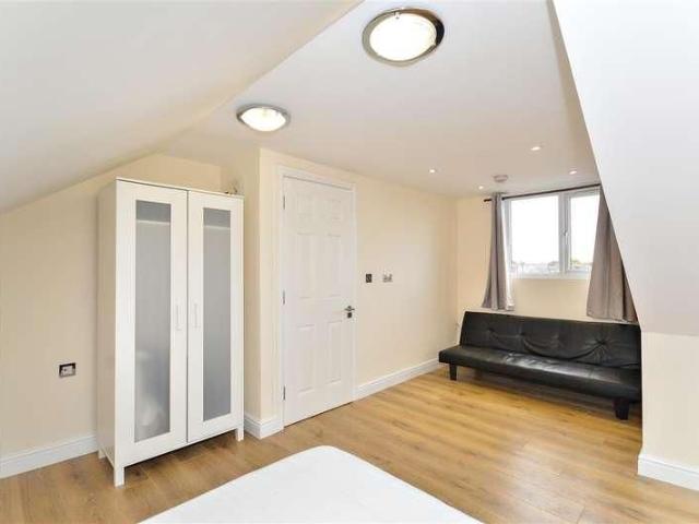 Bond Road, Mitcham, CR4