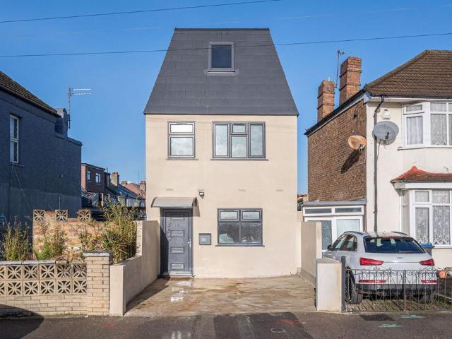 Bond Road, Mitcham, CR4 5 bed end of terrace house to rent £6,500 pcm £1,500 pw