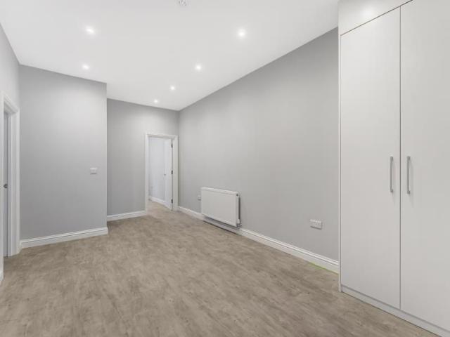 Bond Street, Ealing. W5, 2 bed flat to rent, £2,200 pcm | PrimeLocation