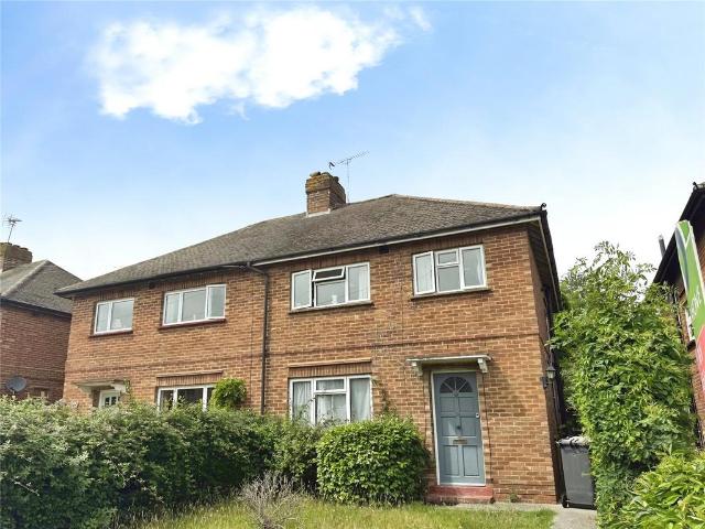 Bond Street, Egham TW20 4 bed semi detached house to rent £2,700 pcm £623 pw