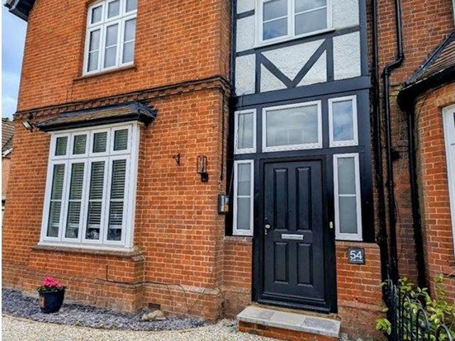 Bonehurst Road, Horley RH6, 2 bed flat to rent, £1,650 pcm | PrimeLocation
