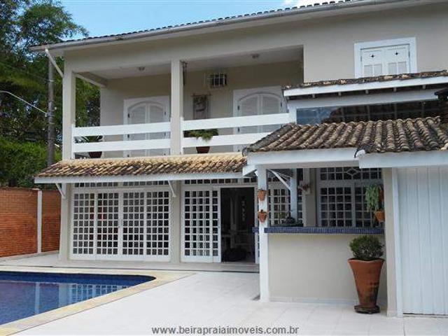 Bonita casa térrea com 4 dormitórios e piscina, a 300m da praia