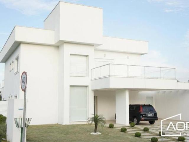 Bonita casa condomínio BurleMarx