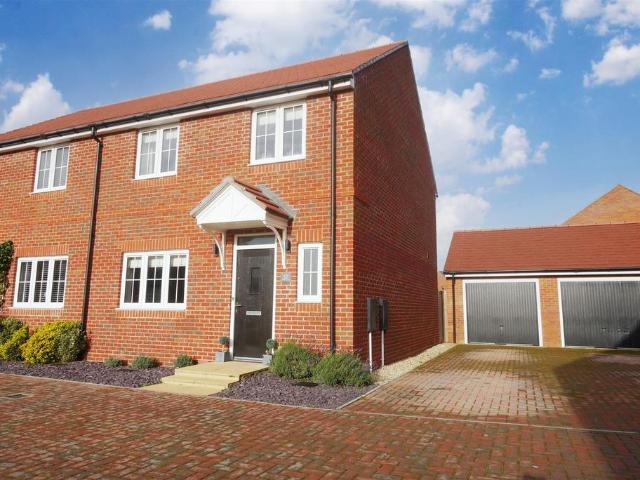 Bonners Mead, Benson OX10 3 bed semi detached house to rent £1,850 pcm £427 pw