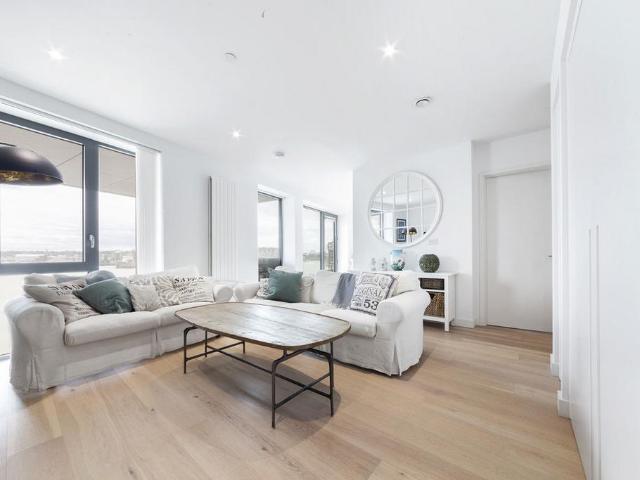Bonnet Street, London E16 2 bed flat to rent £2,900 pcm £669 pw