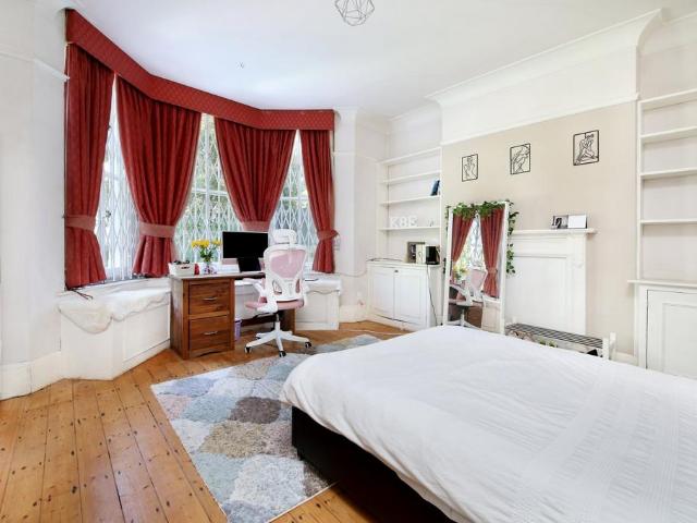 Bonneville Gardens, London SW4 3 bed flat to rent £3,550 pcm £819 pw