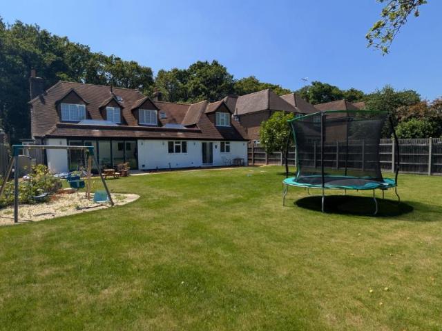 Bonsey Lane, Woking GU22 4 bed detached house to rent £3,900 pcm £900 pw